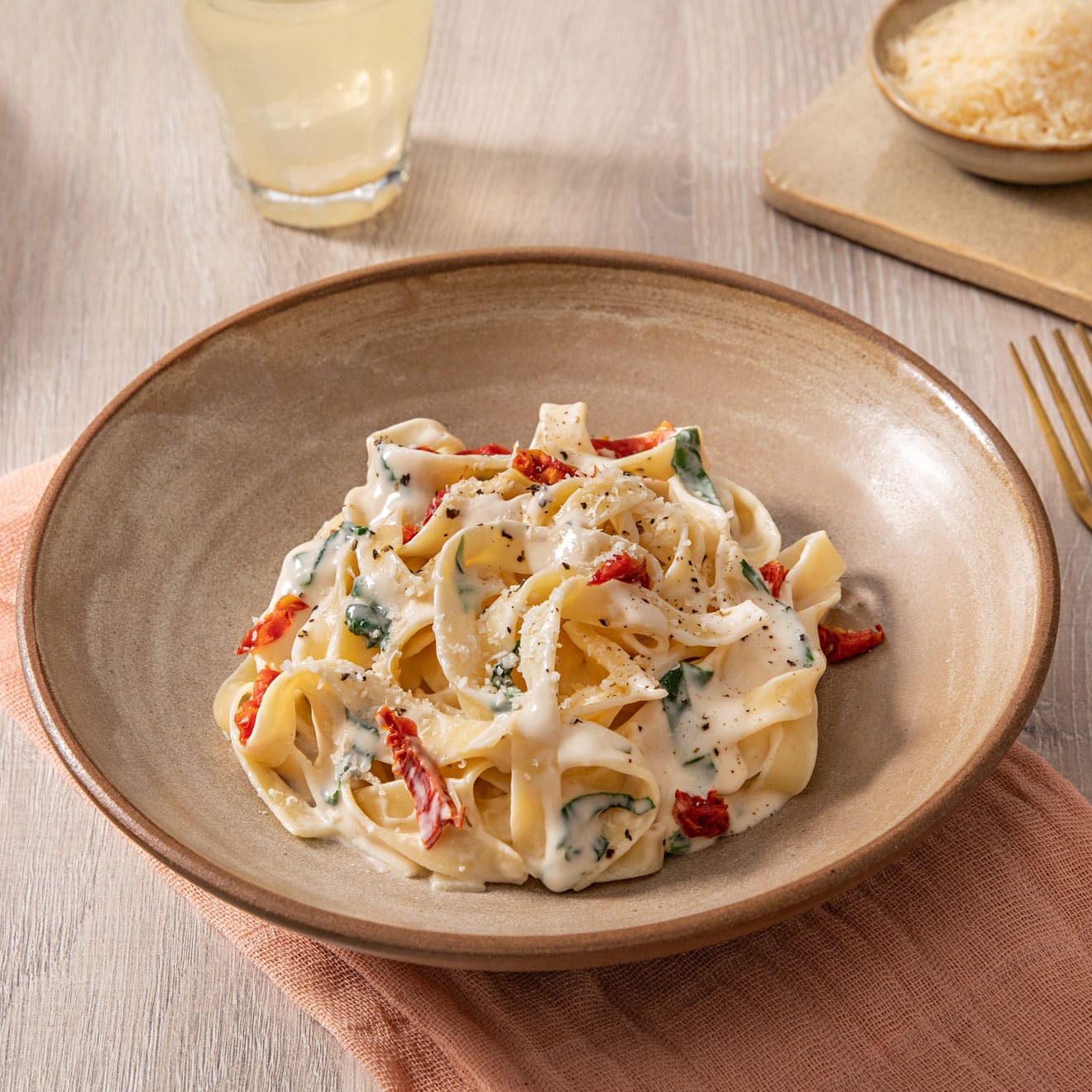 Fettuccine Alfredo with Sun-dried Tomatoes & Spinach - Bertolli